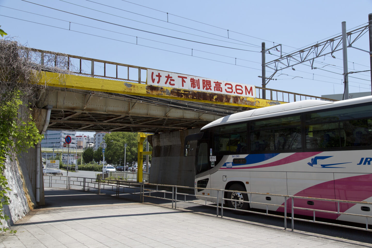貸切バスの車高(高さ) 注意したい3つのポイント | 安全・高品質な貸切バス見積もり・予約【BUS PALETTE】