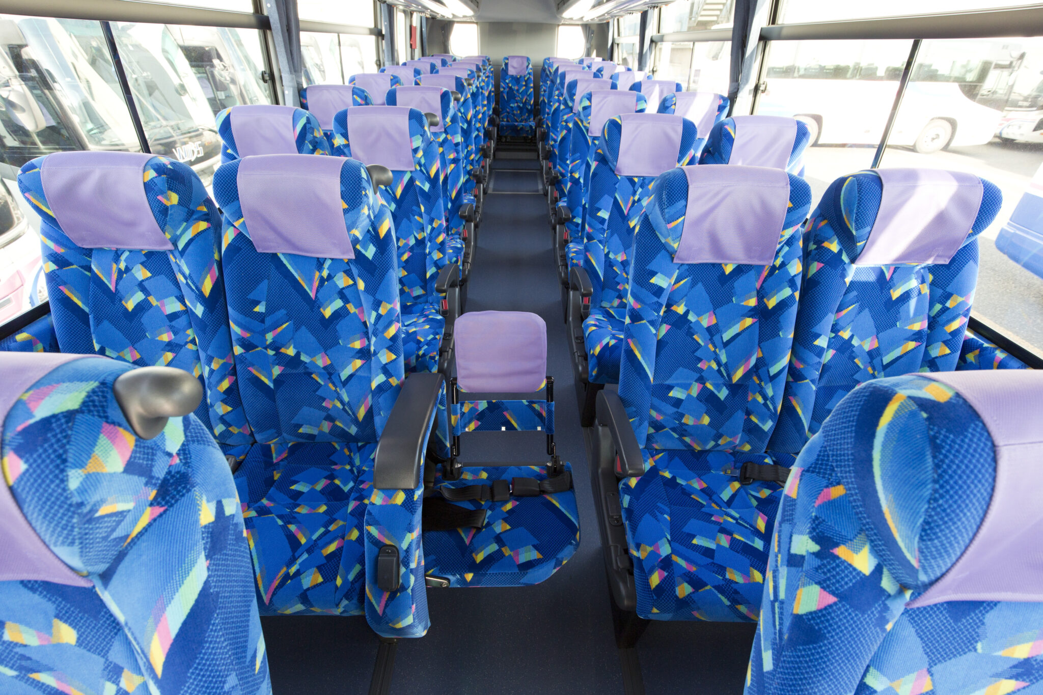 大人数で使いたい！60人乗り大型貸切バスの設備と料金 | 安全・高品質な貸切バス見積もり・予約【BUS PALETTE】