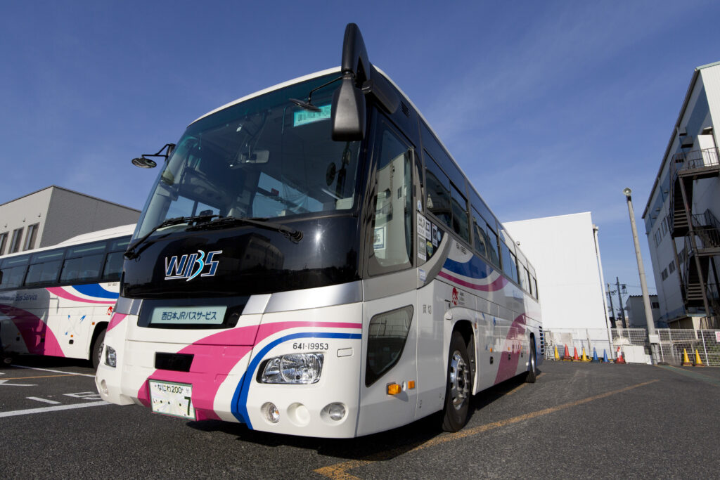 大人数で使いたい！60人乗り大型貸切バスの設備と料金 | 安全・高品質な貸切バス見積もり・予約【BUS PALETTE】