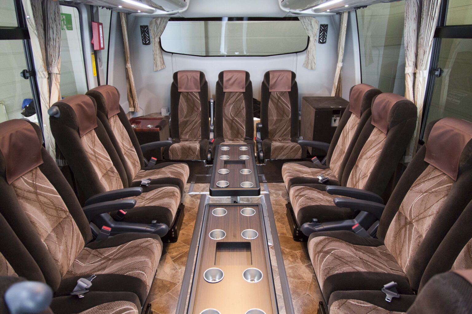 移動時間を楽しく！サロン付き貸切バスの設備と予約方法 | 安全・高品質な貸切バス見積もり・予約【BUS PALETTE】