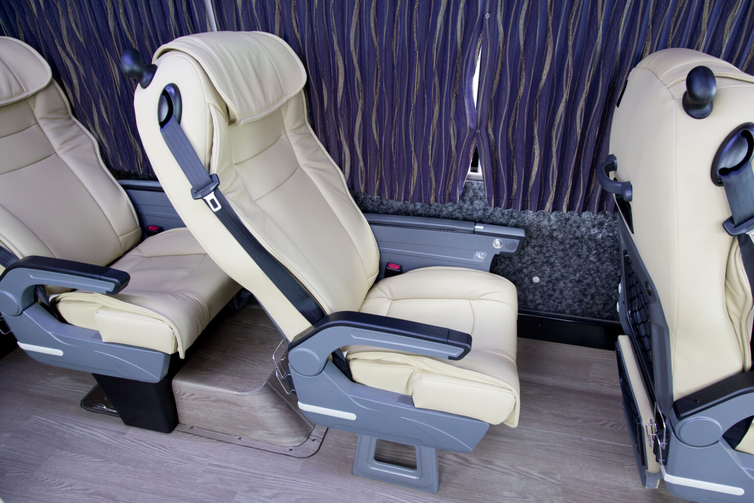 少人数でも快適に！10人程の団体様におすすめの貸切バス | 安全・高品質な貸切バス見積もり・予約【BUS PALETTE】