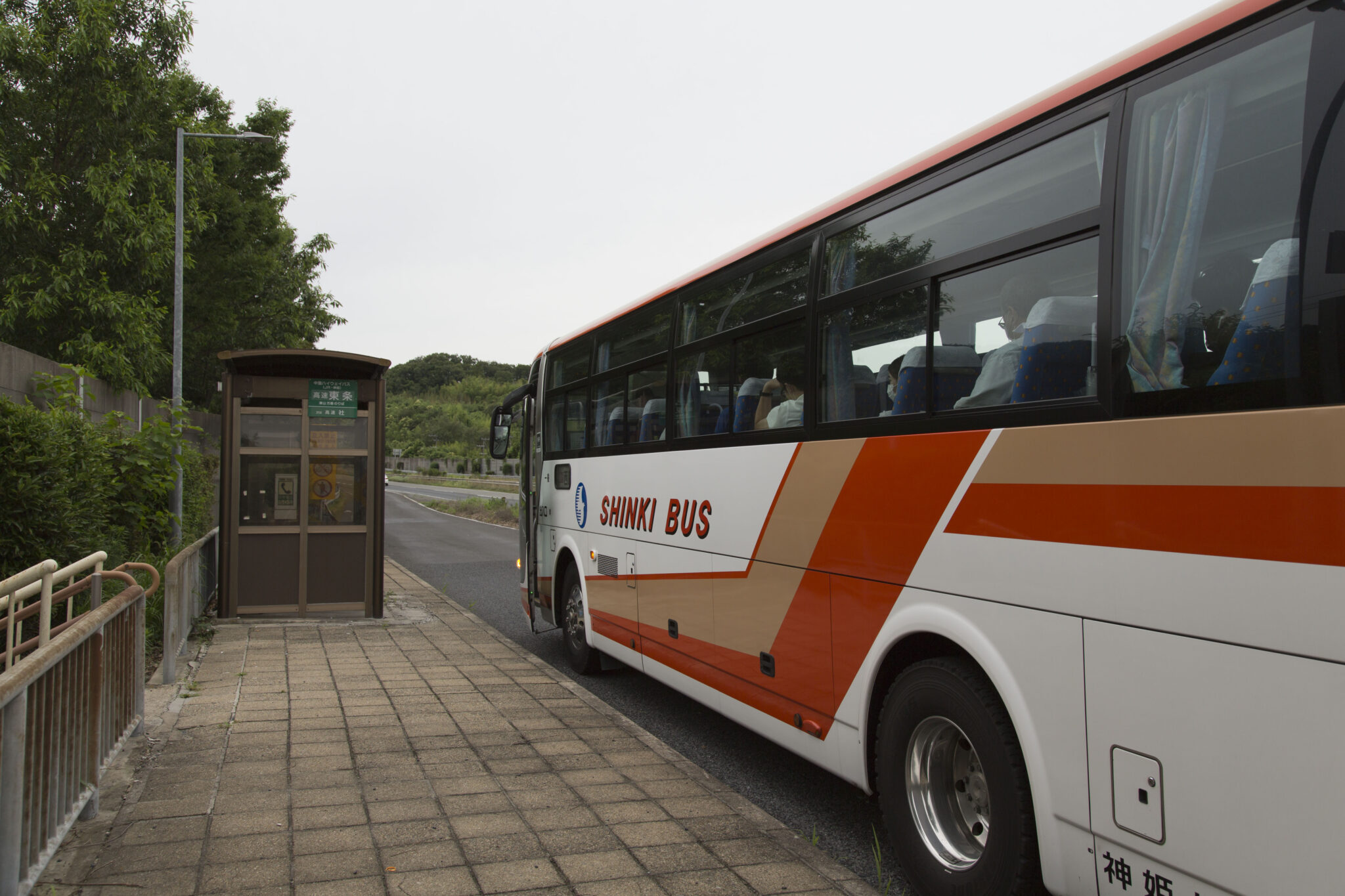 貸切バスはバス停で乗降できない？配車・出発場所の選び方 | 安全・高品質な貸切バス見積もり・予約【BUS PALETTE】