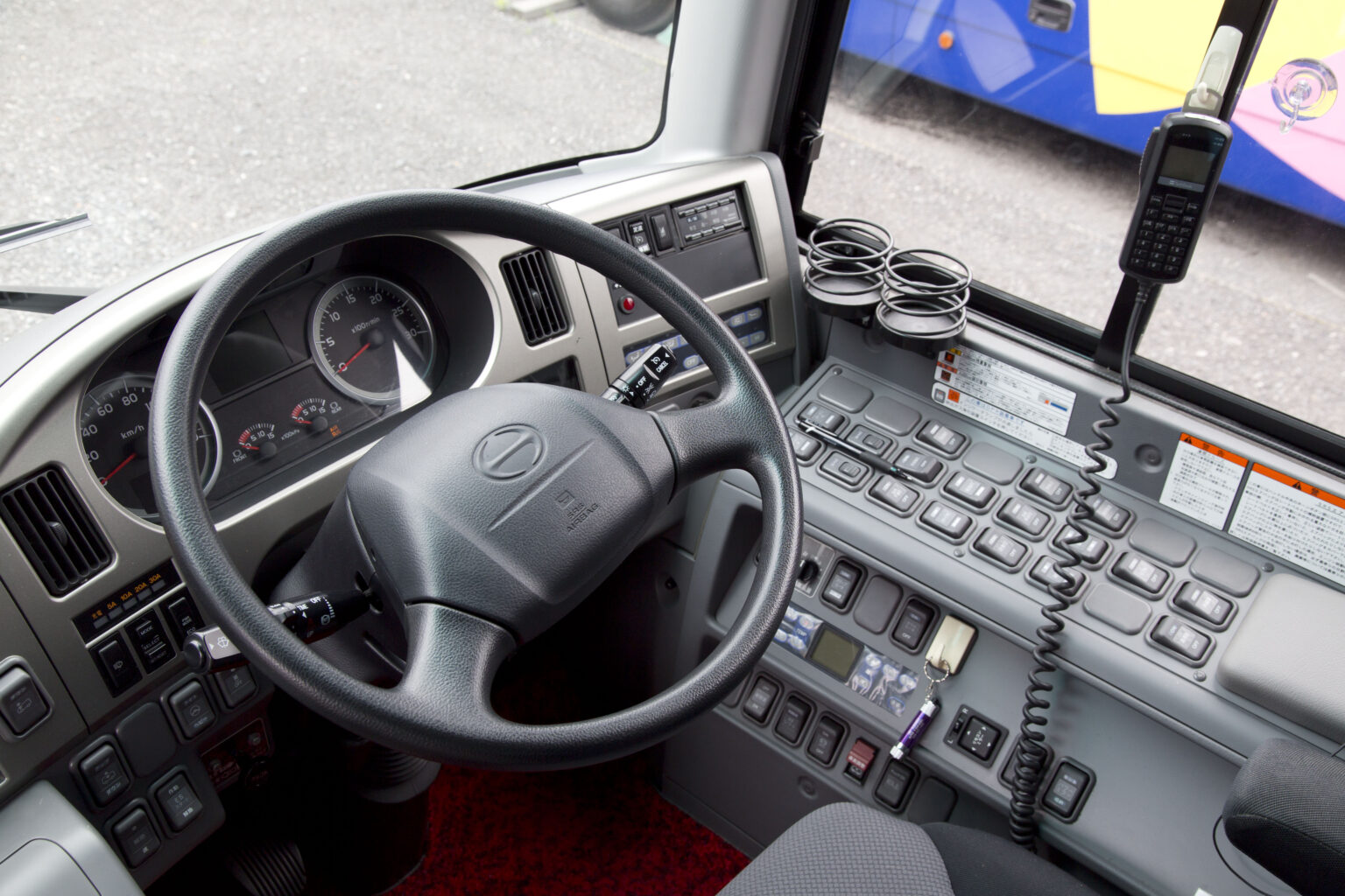 貸切バスは運転手なしで予約できる？ | 安全・高品質な貸切バス見積もり・予約【BUS PALETTE】